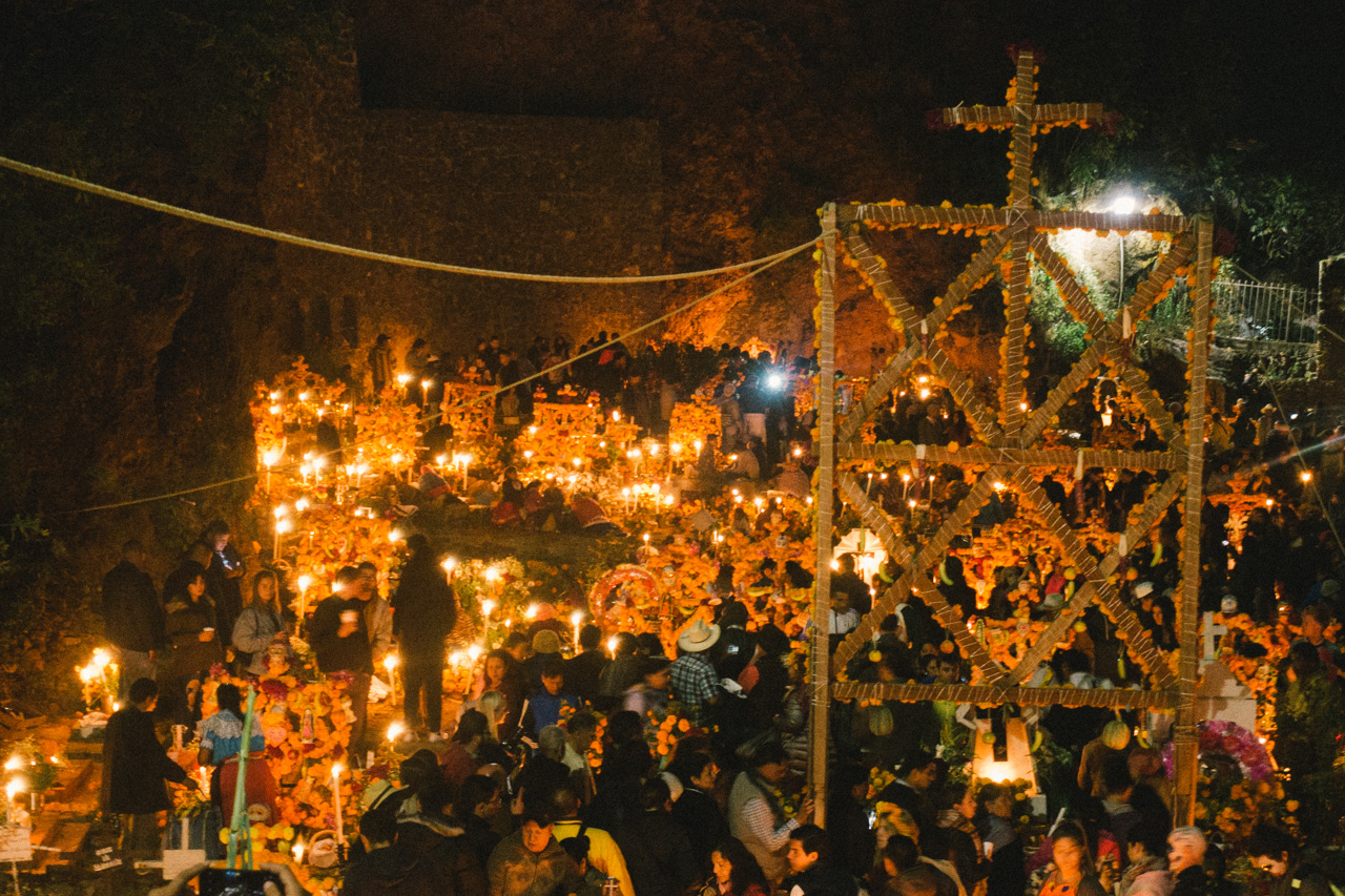 Patzucuaro: Isla Janitzio ~ Dia de Muertos inspired to "COCO"｜パツクアロ：ハニツ ...